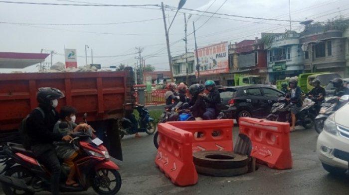 Hati-Hati !!! Gorong-Gorong Jebol, Terjadi Tumpukan Kendaraan di Jl ... Hati-Hati !!! Gorong-Gorong Jebol, Terjadi Tumpukan Kendaraan di Jl ...